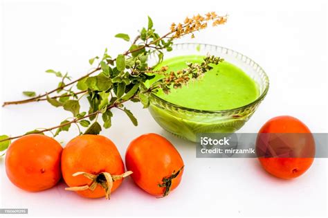 툴 시 페이스 팩 흰색에 고립 즉 토마토 퓌 레 또는 펄프 잘 홀리 바 질 잎 주스와 혼합 점차적으로 여드름과 여드름을 제거 하는 데 사용 됩니다 계피에 대한 스톡 사진 및