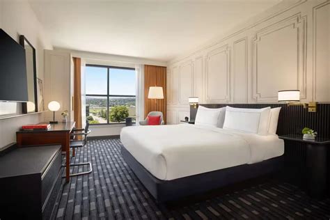 106 Jefferson Huntsville Curio Collection By Hilton