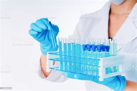 화학 실험실 배경 과학 실험실 연구에서 실험실 유리 제품 및 테스트 튜브플라스크를 들고 과학자의 손 약물의 조성물의 제어 새로운 백신의 개발 Stem 주제에 대한 스톡 사진