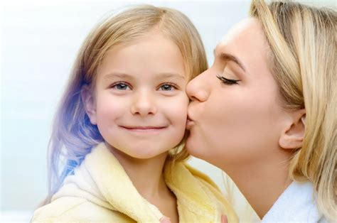 В России введут уголовную ответственность за поцелуй детей родителями