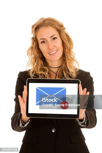 텍스트 또는 상업 광고 광고에 대 한 빈 디스플레이 비즈니스 여자 보여주는 태블릿 공란에 대한 스톡 사진 및 기타 이미지 공란 데스크탑 컴퓨터 마케팅 Istock