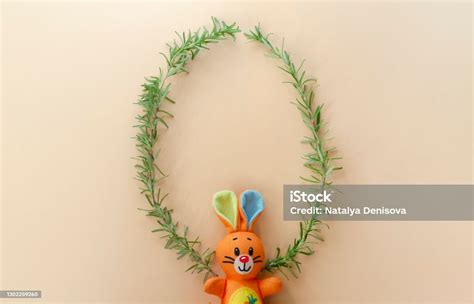 토끼 부활절과 봄의 상징으로 달걀의 형태로 녹색 잔디에 귀여운 작은 부활절 토끼의 예술 디자인 0명에 대한 스톡 사진 및 기타 이미지 Istock