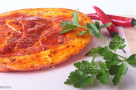 원시 돼지고기 햄 향신료와 파 슬 리 잎 고추 바베 큐 굽고 흰색 배경에 고립에 대 한 준비 0명에 대한 스톡 사진 및 기타 이미지 Istock