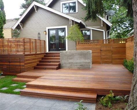 Small Contemporary Deck Design