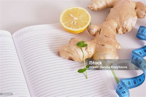 회색 배경에 테이프 생강 레몬 민트 잎 및 메모장을 측정 지방과 칼로리를 태우는 제품 개념 0명에 대한 스톡 사진 및 기타 이미지 Istock