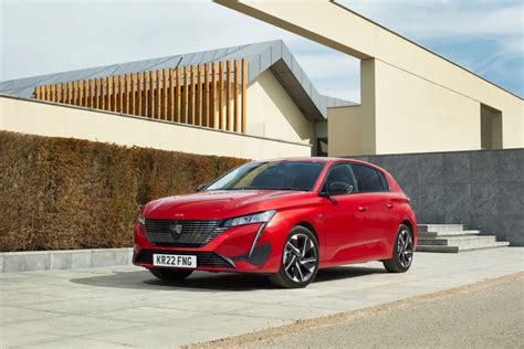 Компактний хетчбек Peugeot з витратою палива 4 7 літрів на 100 км став доступнішим за Ford Focus