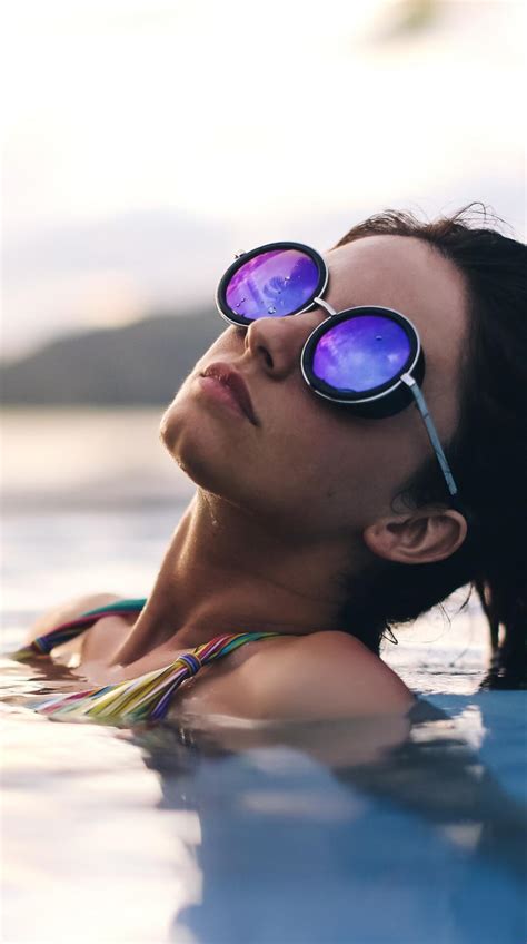 Девушка в солнечных очках отдыхает в бассейне · 1080x1920 Iphone 6s 7 8 бесплатная фотография