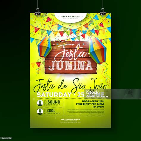 Festa Junina 파티 전단지 일러스트레이션과 빈티지 우드 보드에 레터링 녹색 배경에 깃발과 종이 등불 벡터 브라질 상조오 축제 초대장 또는 휴일 축하 포스터에 대한