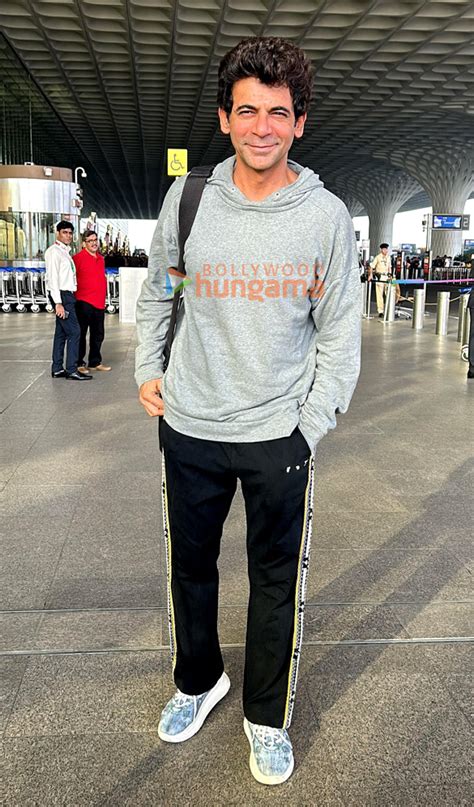 Photos Sonakshi Sinha And Sunil Grover Snapped At The Airport 2 Sunil Grover Images