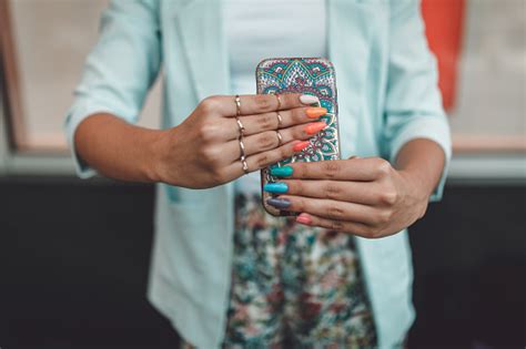 도시에서 야외에서 스마트 휴대 전화를 사용 하는 여자의 근접 촬영 손톱에 대한 스톡 사진 및 기타 이미지 손톱 전화 매니큐어 미용술 Istock