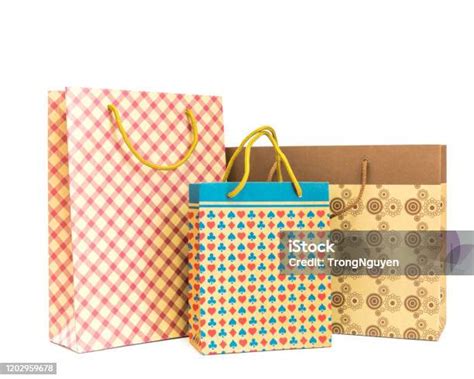 클로즈업 스튜디오는 흰색에 손잡이가 달린 종이 쇼핑백 3개를 촬영했습니다 가방에 대한 스톡 사진 및 기타 이미지 가방 공란 기념일 Istock