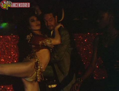 Tiki Tsang Nue Dans Killing Car