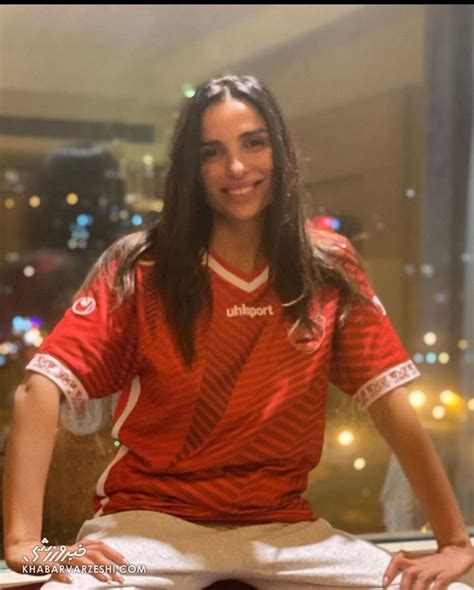 عکس لباس پرسپولیس بر تن این زن مدیر آکادمی فیلم هالیوود سرخپوش شد