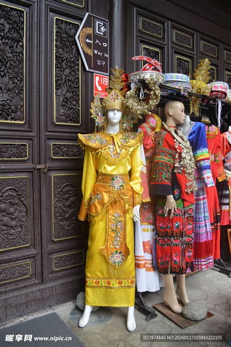 传统服饰人偶展示于古门前摄影图 国内旅游 旅游摄影 摄影图库 昵图网
