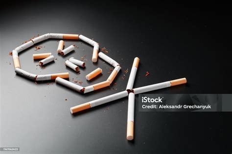 검은 배경에 담배에서 두개골 흡연의 개념은 죽인다 치명적인 습관으로 흡연의 개념으로 니코틴 독극물 흡연에서 암 질병 흡연을 종료 합니다 담배에 대한 스톡 사진 및 기타