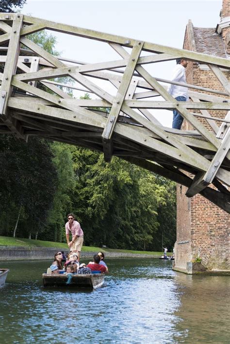 Cambridge Regno Unito 18 Agosto Utente Turistico In Gondola In Fiume Ca Fotografia Stock
