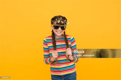 소녀 선글라스 오락 생일 축하 여기 보스는 누구인가 파티 축하 진정한 여왕으로 축하합니다 아이는 황금 왕관을 착용합니다 로얄