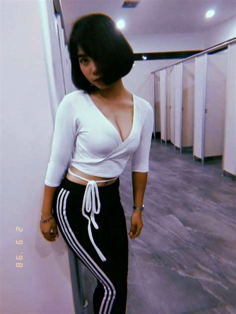 泰國學生妹發育好誇張「挺大長輩炸制服」扣子撐的好辛苦…網友看傻：這伸才有夠狂