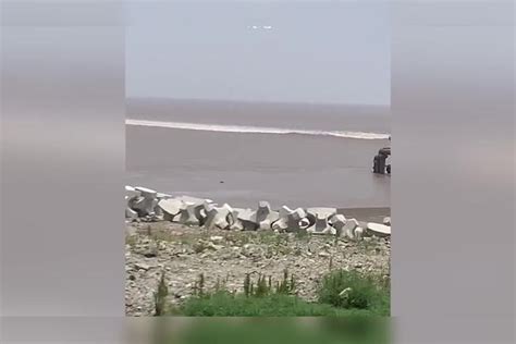 游客带娃玩耍不知涨潮，本地人急得撕心呐喊，潮水下一秒拍上岸潮水上岸游客