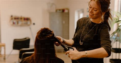 미용실에서 다른 여자의 머리를 자르는 여자 사진 Unsplash의 미용사 이미지