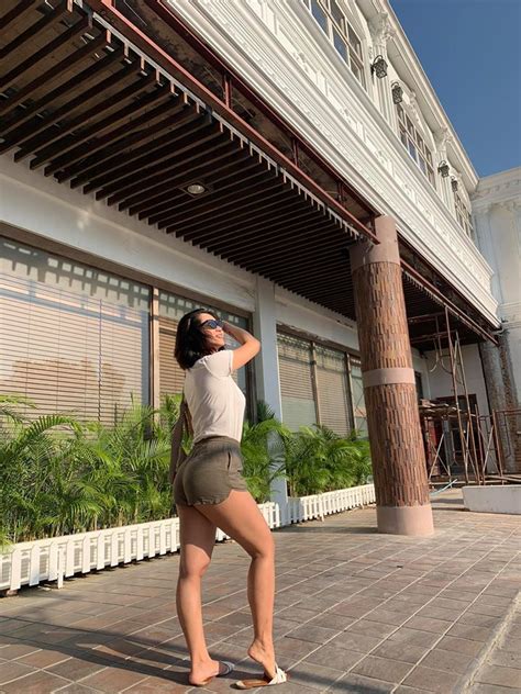 တင်းရင်းစိုပြေတဲ့စွဲမက်ဖွယ်အလှတွေပေါ်လွင်နေပြီး မခို့တရို့အမူအရာလေးတွေလုပ်ပြလိုက်တဲ့ လုလုအောင