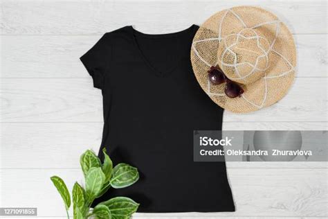 T 셔츠 블랙 여름 액세서리와 티셔츠 모형 플랫 레이 나무 바닥 배경에 모자와 선글라스 공간을 복사합니다 템플릿 빈 캔버스입니다 전면 상단 보기입니다 0명에 대한 스톡 사진