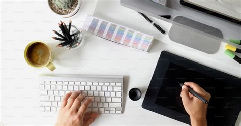 직장에서 그래픽 태블릿에 그리는 그래픽 디자이너 탑 뷰 샷 사진 Unsplash의 컴퓨터 키보드 이미지