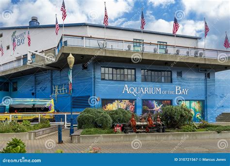 Aquarium Of The Bay At Fisherman S Wharf On Pier 39 With American Flags