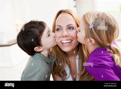 Fratello E Sorella E Baciando La Sua Madre Foto Stock Alamy