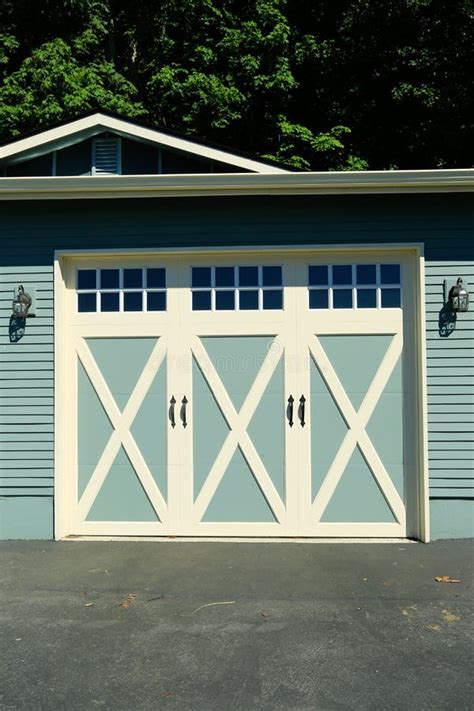 Garagedeur Met Witte Versiering Stock Afbeelding Image Of Amerika
