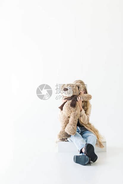 可爱的抱着泰迪熊的小孩高清图片下载 正版图片503366859 摄图网