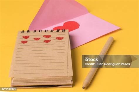 재활용 종이 노트북에 그려진 빨간 하트와 분홍색 봉투 안에 하트가 그려져 있습니다 0명에 대한 스톡 사진 및 기타 이미지 0명 2월 개념 Istock