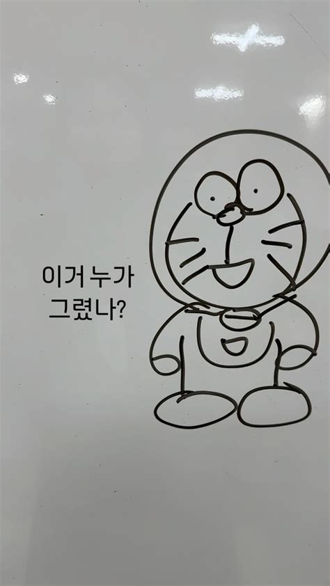 이력서에 쓸 자격증 준비끝투텐컴퓨터전기전자학원 누구 작품일까 전자계산기기능사 실습실에서 귀엽게 지켜보는 이 녀석~~ 퇴근하려다 이거 보고 웃으며 하루를 마무리