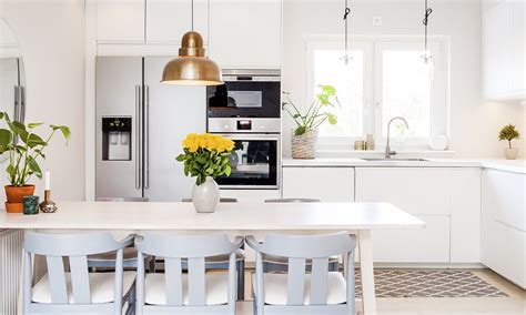 Dining Table In The Kitchen Things In The Kitchen