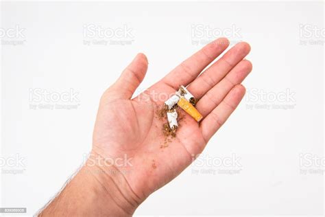 흰색 배경 위에 깨진된 담배를 들고 금연 하기로 인식할 수 없는 젊은 남자의 높은 각도 보기 20 24세에 대한 스톡 사진 및 기타 이미지 Istock