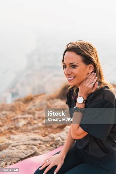 아름 다운 젊은 여 자가 멋진 일몰 동안 도시에서 전망을 가진 산 꼭대기에서 요가를 하 고 있습니다 자유와 요가 개념입니다 건강한 생활방식에 대한 스톡 사진 및 기타 이미지