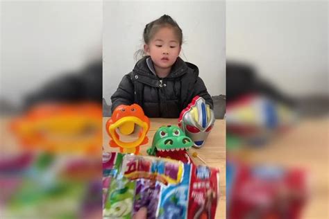 亲子互动游戏最后两个棒棒糖和大宝一人一个