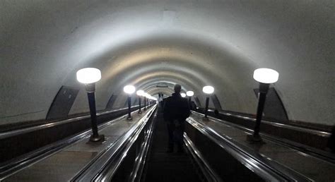 ქალი ჩემს ფეხებთან დავარდა ყინულივით ცივი და გადაფითრებული იყო