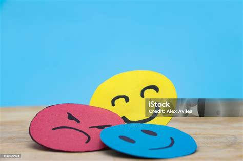 고객 리뷰 좋은 경험 긍정적 인 피드백 만족도 설문 조사 평가 평가 기분 세계 정신 건강의 날 개념에 대한 행복한 미소 얼굴 건강관리와 의술에 대한 스톡 사진 및 기타