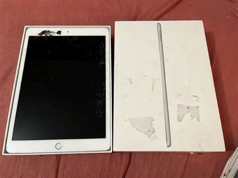 Apple iPad 8th generation A2270 šedý s krabičkou prasklé LCD čtěte Aukro