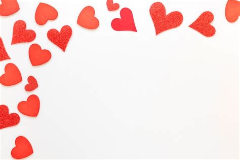 발렌타인 데이를위한 종이와 하트 선물 무료 사진