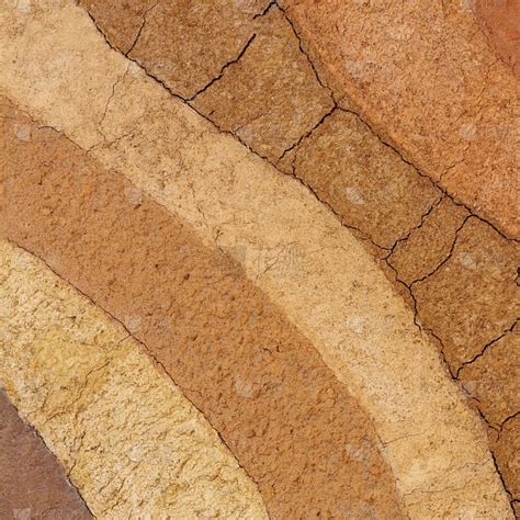 地下的土层，土壤的颜色和土层。