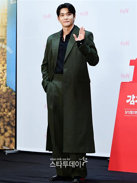 포토 강태오 여유롭게 손인사