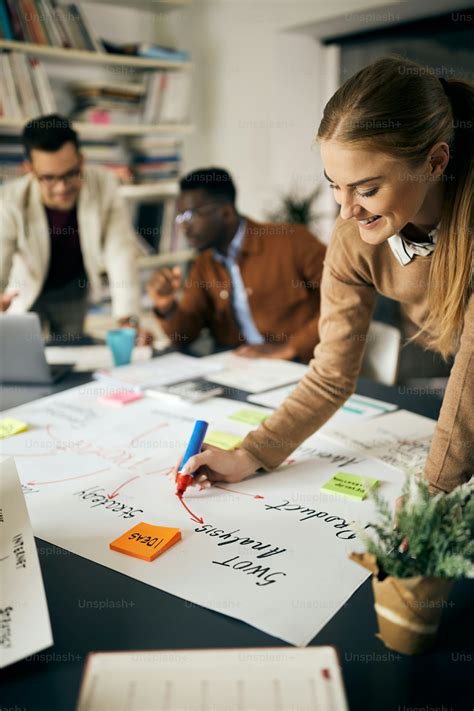 젊은 기업가는 크리에이티브 오피스에서 동료들과 함께 새로운 프로젝트를 진행하면서 마인드맵을 그린다 사진 Unsplash의 세르비아 이미지