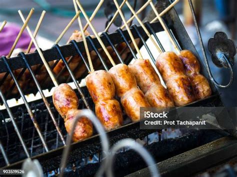 타이어 소시지 말하다 돼지고기에서 만든 쌀 믹스 모두 함께 돼지고기 치킨과에 박제 난로에 타이어 소시지 태국 길거리 음식 갈색에 대한 스톡 사진 및 기타 이미지 Istock