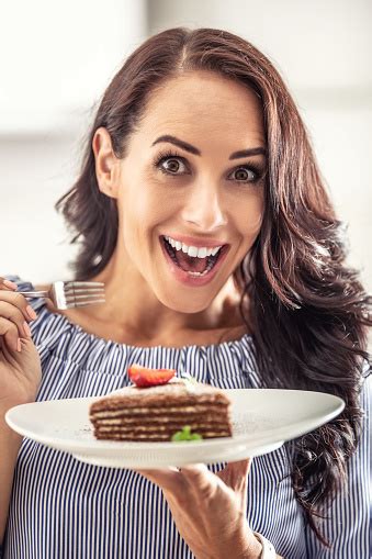 포크와 접시를 손에 들고 겹쳐진 케이크의 달콤한 기쁨에 열광하는 여성 여자에 대한 스톡 사진 및 기타 이미지 여자 케이크 한 명의 여자만 Istock