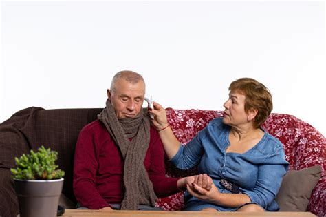 노인은 아픈 남편에게 온도계로 발열을 측정합니다 집에서 바이러스 감염과 싸우고 감기와 독감에 대한 스톡 사진 및 기타 이미지 감기와 독감 건강관리와 의술 건강한 생활