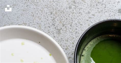 흰색 그릇에 녹색 가루 사진 Unsplash의 무료 가루 이미지