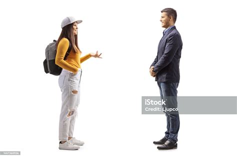 배낭을 메고 남자와 이야기하는 여학생의 전체 길이 프로필 사진 16 17 살에 대한 스톡 사진 및 기타 이미지 16 17 살 2 3 살 2명 Istock