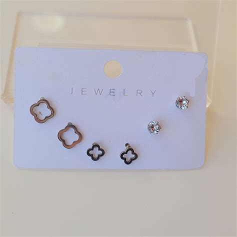 خرید پک گوشواره میخی نقره ای دخترانه طرح ونکلیف شاپینو